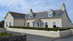 Guernsey carers give mixed response to respite plans - BBC News