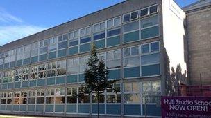 New Hull school focuses on developing business skills - BBC News