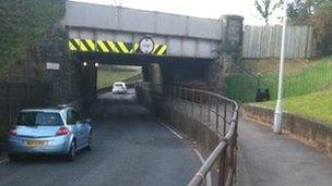 One-way trial for Wrexham rail bridge at Stansty Road - BBC News