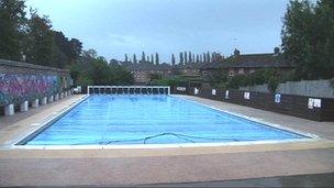 'Struggling' Woburn Lido considers year-round opening - BBC News
