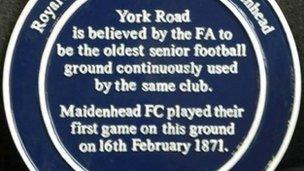 Country's 'oldest' football ground in Maidenhead gets plaque - BBC News
