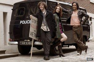 Pop on a budget: Introducing Ria Ritchie - BBC News