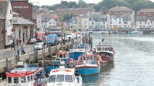 Weymouth pub The George Inn closed after drug arrests - BBC News