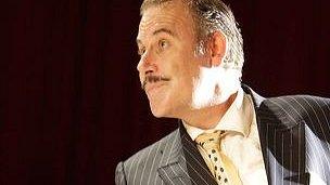 Opera singer Robert Poulton killed in car crash - BBC News