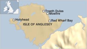 Pair rescued from spring tides at Traeth Dulais, Anglesey - BBC News