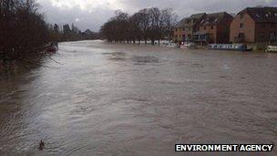 Worcestershire weather: Schools, roads shut by floods - BBC News