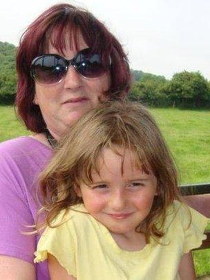 April Jones: Pink Christmas star lit for missing girl - BBC News