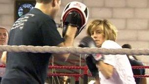 MPs back boxing to 'turn round young people' - BBC News