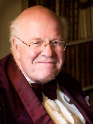 Former MP and Lord Lieutenant Sir Marcus Worsley dies - BBC News