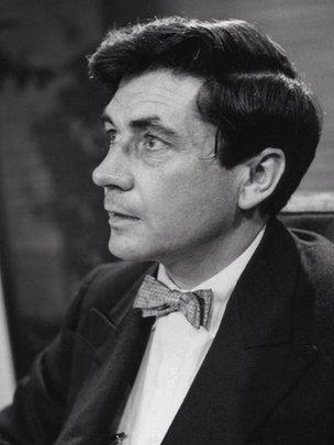 Obituary: Robert Kee - BBC News