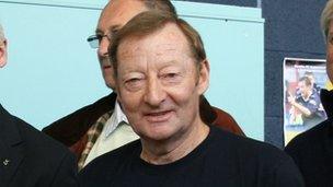 Hundreds attend funeral of Dundee's 'Blade Runner' - BBC News