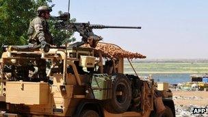 Mali conflict: Sandstorm 'blocks' French troops advance - BBC News