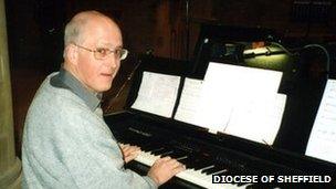 Alan Greaves death: Funeral for church organist - BBC News