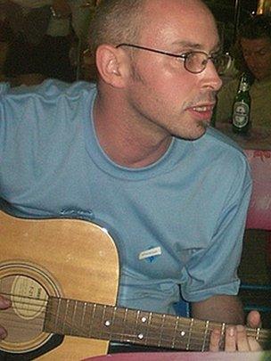 Thailand missing man: Witnesses in photo sought - BBC News