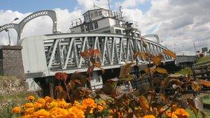 Cross Keys swing bridge strike under way at Sutton Bridge - BBC News