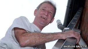 Window cleaner John Kirk rescued from own roof - BBC News