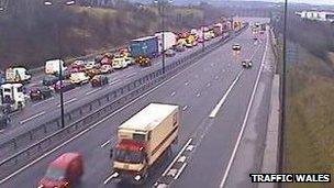 M4: Newport section shut after death crash at Brynglas tunnel - BBC News