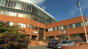 Reading Police Station hours reduction criticised - BBC News
