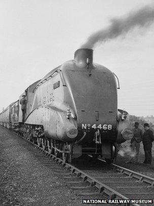 Fastest steam locomotive Mallard at anniversary gathering - BBC News
