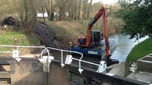 River Avon reopens after lock dredged - BBC News