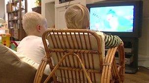 Call for ban on under-11s advertising - BBC News