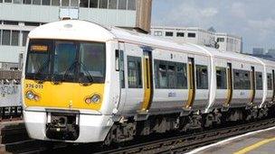 Southeastern Train passengers stranded in conductor mix-up - BBC News