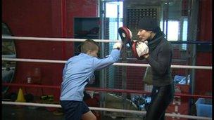 Alison Curtis: the UK's first female boxing trainer - BBC News