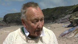 Courageous II wrecked near Padstow: Crew 'in danger' - BBC News