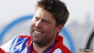 Sir Ben Ainslie's race tribute to Andrew Simpson - BBC News