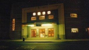 Welshpool's Pola cinema to shut after 75 years - BBC News