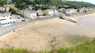 Mobile phone signal boost for Pendine, Carmarthenshire - BBC News