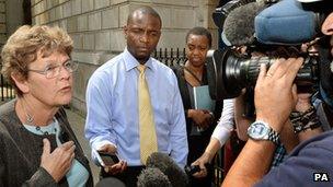 Police forces to examine Macpherson Inquiry records - BBC News