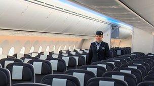 Boeing Dreamliner in first long-haul flight - BBC News