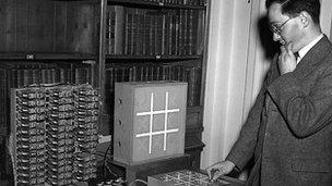 Treorchy internet pioneer Donald Davies honoured - BBC News