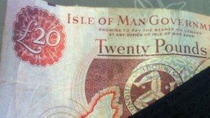 Isle of Man police warning over fake Manx £20 notes - BBC News