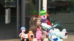 'Noisy' Cramlington library knitters no longer welcome - BBC News