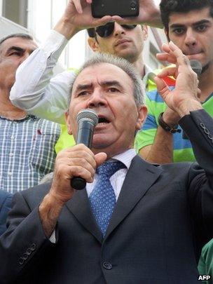 Azerbaijan Aliyev: Opponent Hasanli wants vote annulled - BBC News