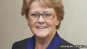 Former Douglas mayor Elizabeth Quirk takes council seat - BBC News