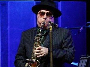 Van Morrison makes magic at Waterfront show - BBC News