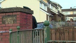 Pipe bomb found in west Belfast alert - BBC News