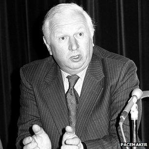 NI state papers: Shorts west Belfast plant 'blocked' - BBC News