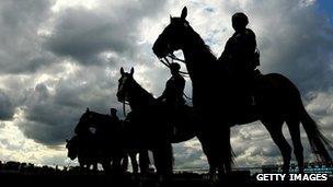 Mounted police to patrol Inverness city centre - BBC News