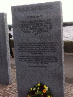 Memorials for those killed in Tay Bridge disaster - BBC News
