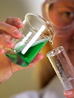 Exam board wants experiments graded in science A-levels - BBC News