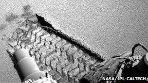 Nasa's Curiosity Mars rover looks to 'jump' sand dune - BBC News