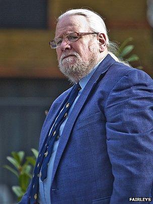 John Jenkins: Aylesbury conman builder jailed in absence - BBC News