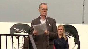 Gerry Kelly did not breach MLA code during Castlederg parade - BBC News