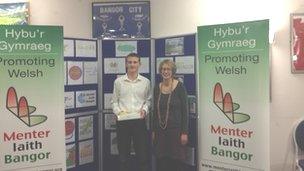 Lansio Menter Iaith Bangor yn swyddogol - BBC Cymru Fyw