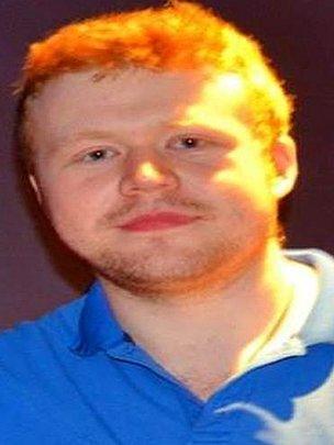 Luke Pearce: Students aid search for missing man - BBC News