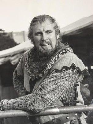 Terry Richards: UK stunt man dies aged 81 - BBC News